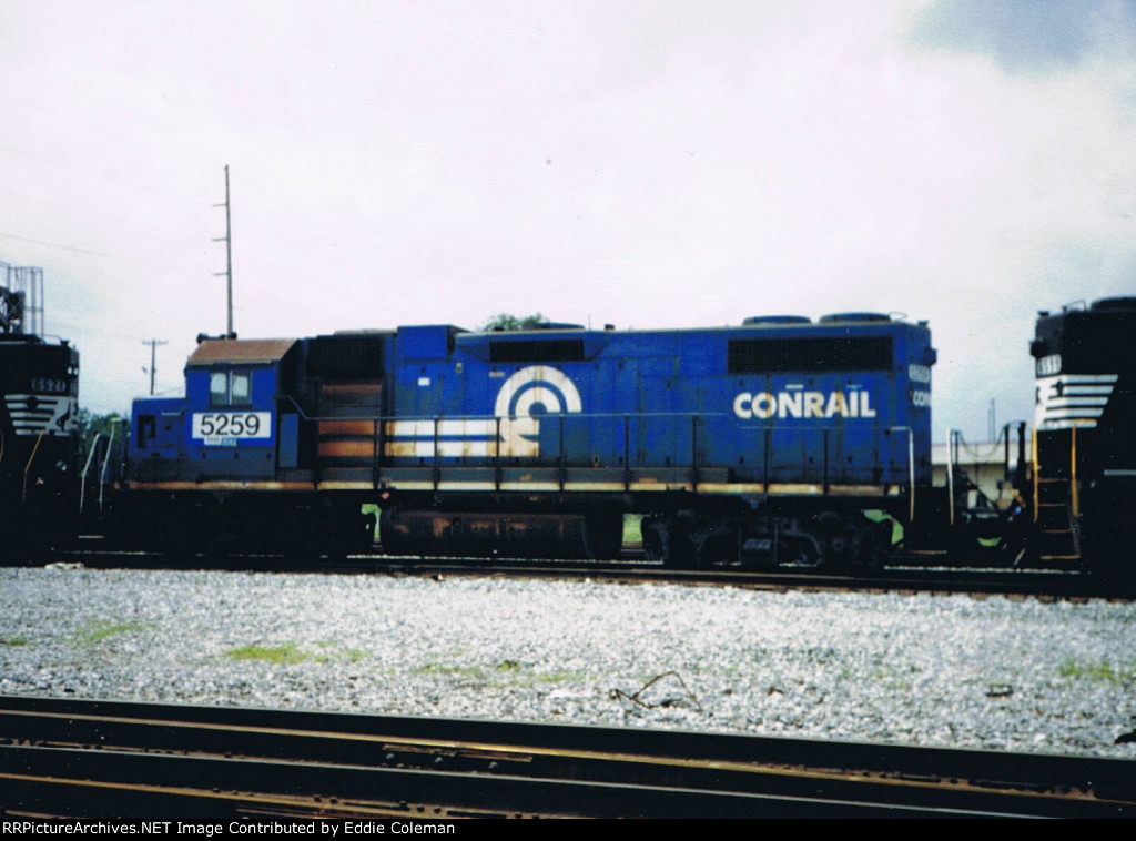 NS GP38-2 #5259 (Conrail paint)